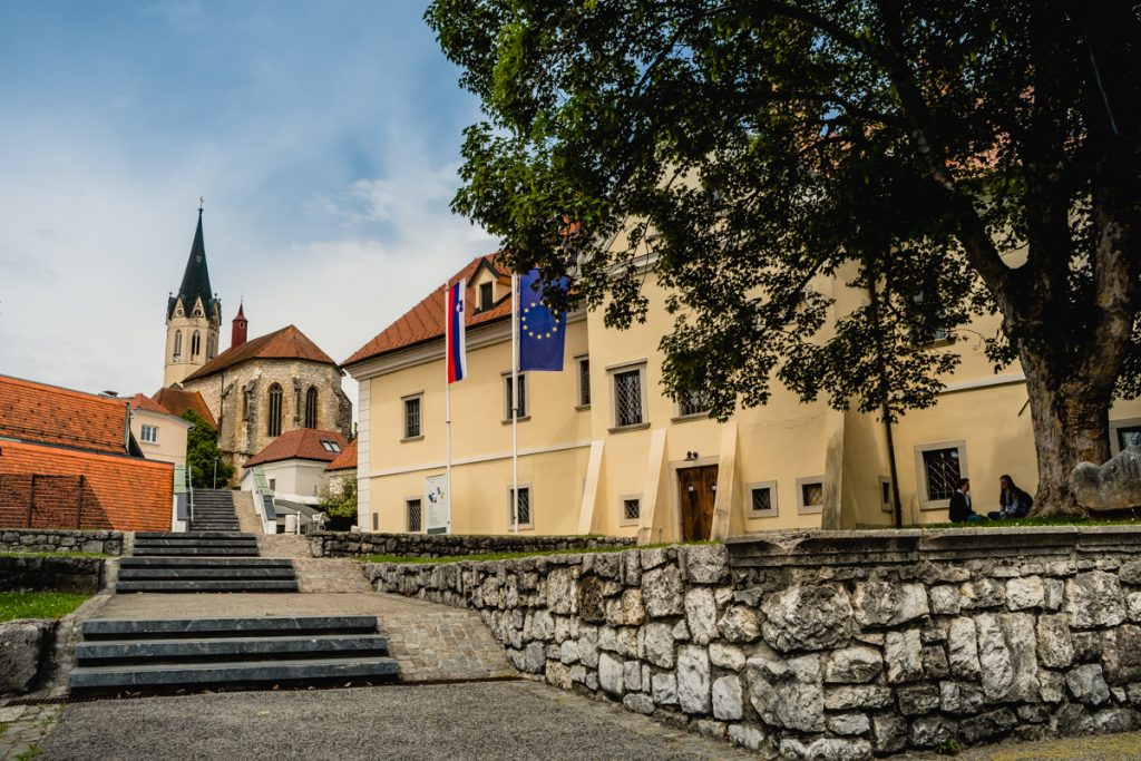 50 ZNAMENITOSTI DOLENJSKE IN 20 IDEJ ZA IZLETE