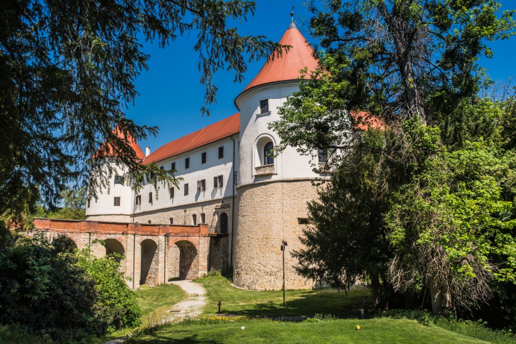 50 ZNAMENITOSTI DOLENJSKE IN 20 IDEJ ZA IZLETE
