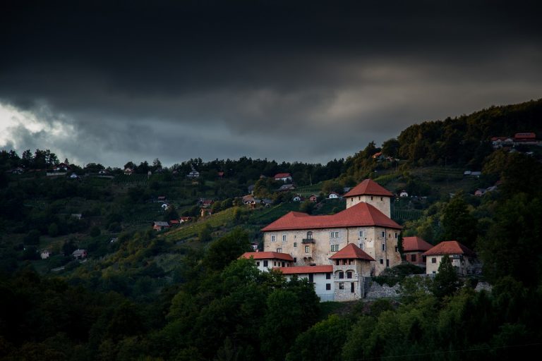 50 ZNAMENITOSTI DOLENJSKE IN 20 IDEJ ZA IZLETE